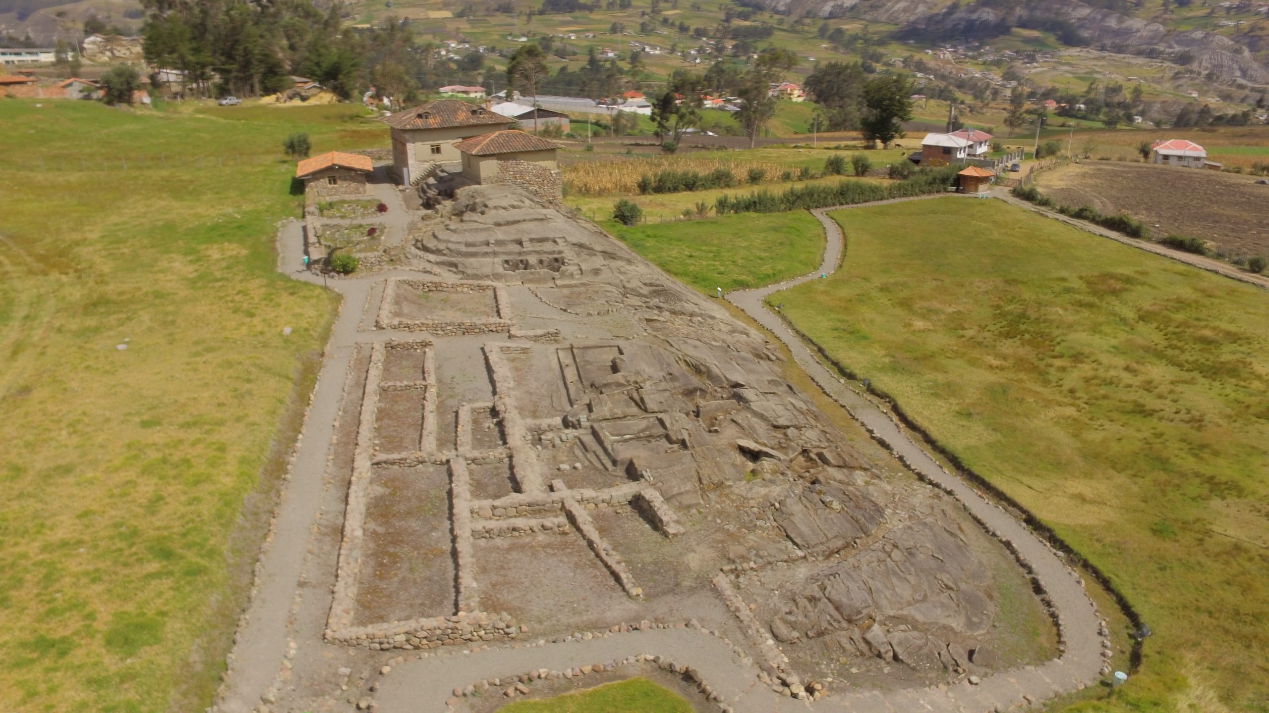 COMPLEJO ARQUEOLÓGICO BAÑOS CAÑARÍ-INCA