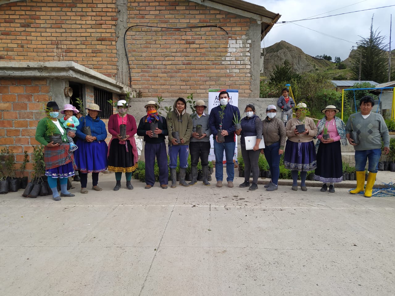 Varias comunidades del cantón El Tambo recibieron plantas medicinales y ...